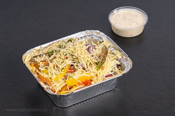 Een kapsalon met heerlijke, verse ingrediënten, zoals groente, kaas ...