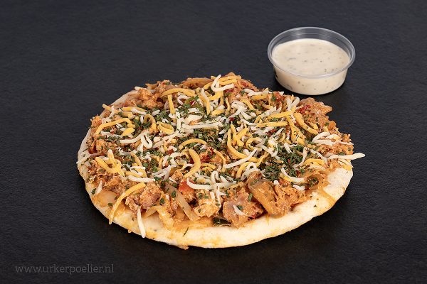 Verse shoarmapizza van de Urker Poelier: knapperig en rijk gevuld met vlees